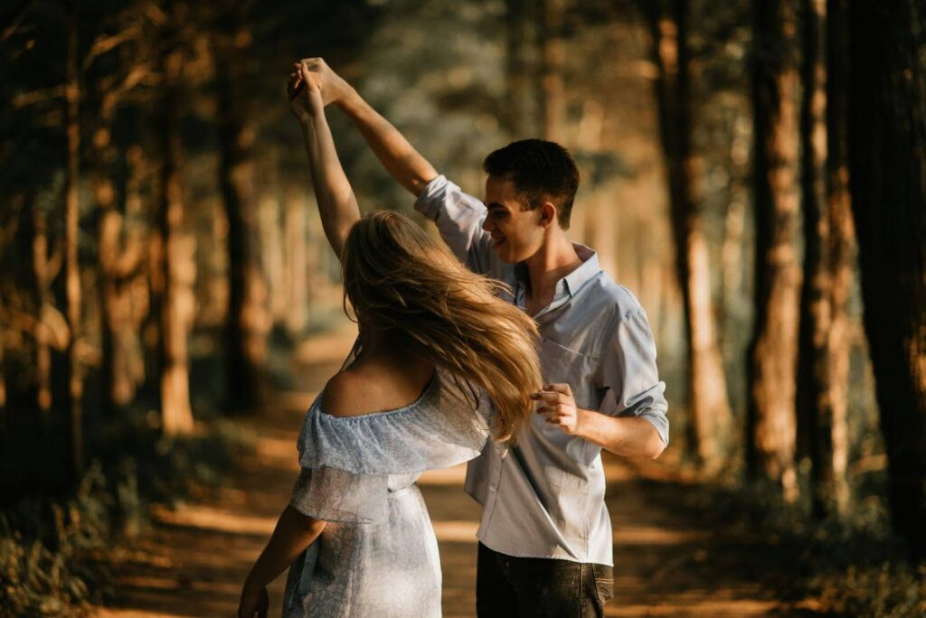 99 Engagement Pictures & Poses (Guaranteed To Make Your "Save The Dates ...